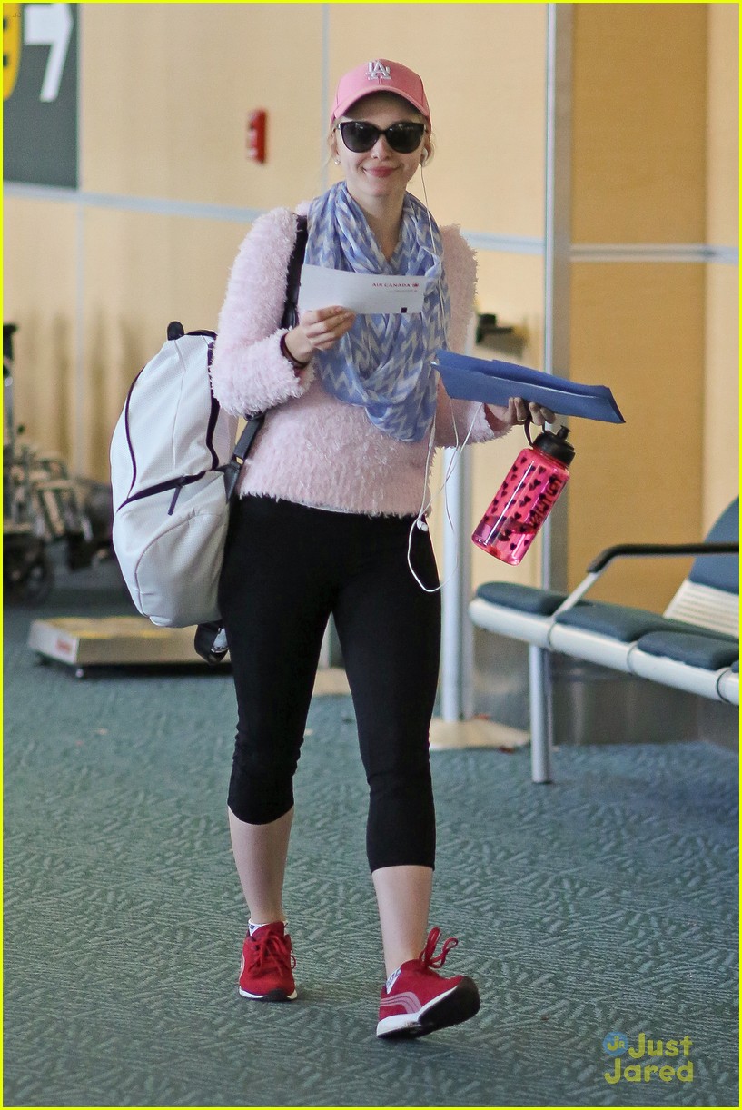 Dove Cameron's Cute & Cozy Airport Style Is The Best Thing | Photo ...