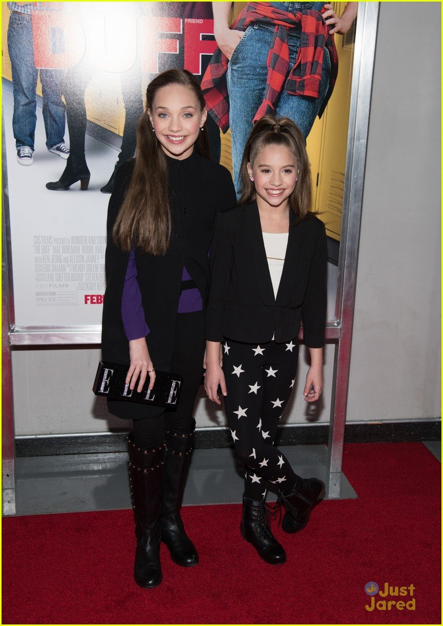 Maddie Ziegler Catches 'The DUFF' Premiere with Sister Mackenzie ...