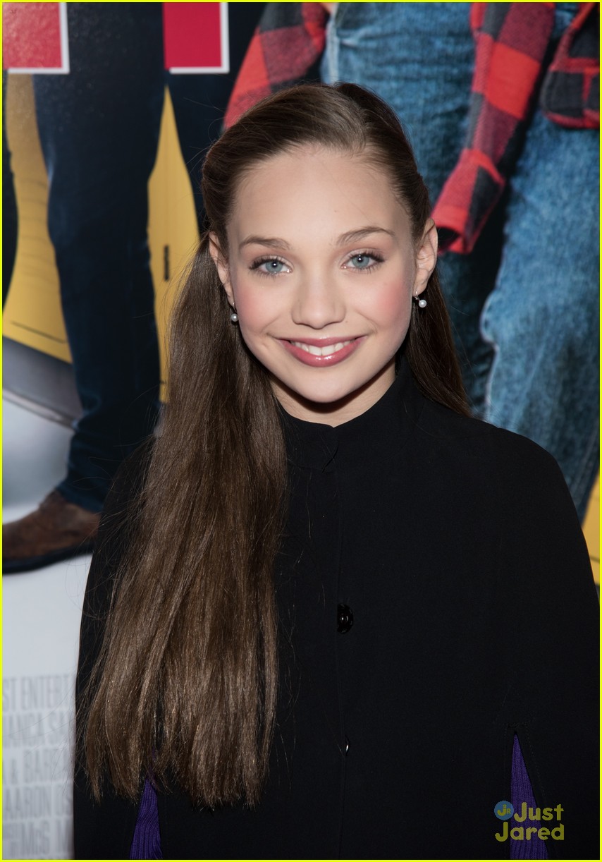 Maddie Ziegler Catches 'The DUFF' Premiere with Sister Mackenzie ...