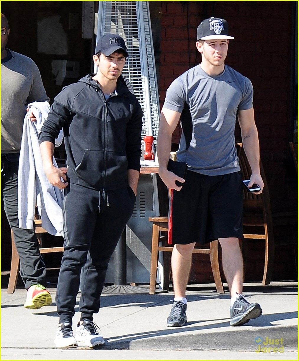 Nick Jonas Says Touring with Miley Cyrus Was 'Pretty Amazing' | Photo ...