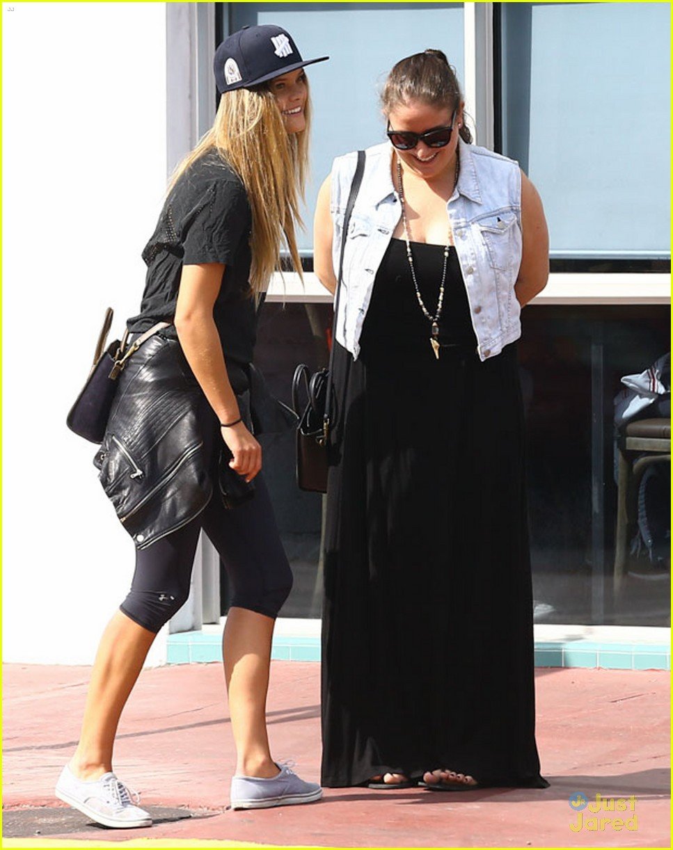 Nina Agdal & Boyfriend Reid Heidenry Share Lunchtime Laughs | Photo ...