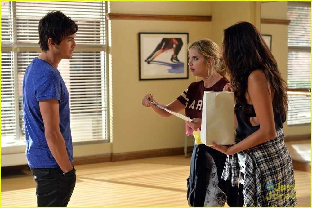 Emily Helps Hanna Prepare for a Pageant on Tonight's 'Pretty Little ...