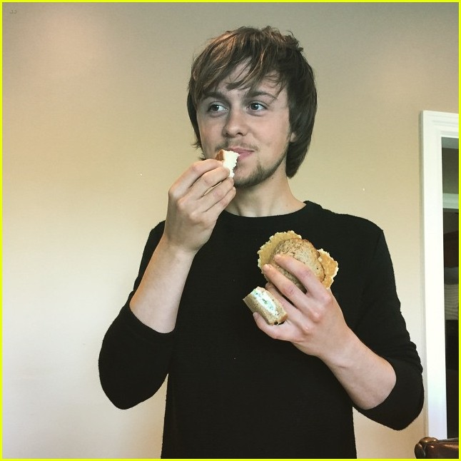 Ellington Ratliff Crashes Rydel Lynch's Tea Party & Steals A Scone ...