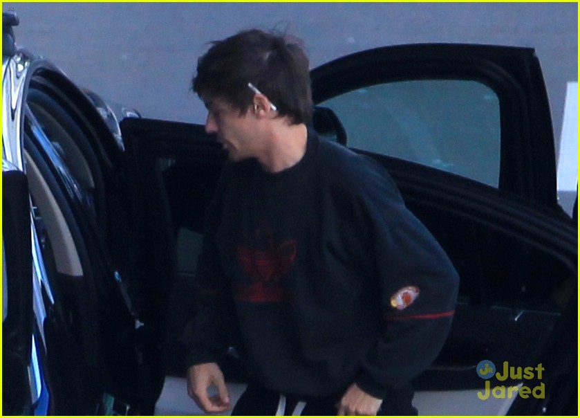 One Direction Lands Back in London After Touring Australia & Japan ...