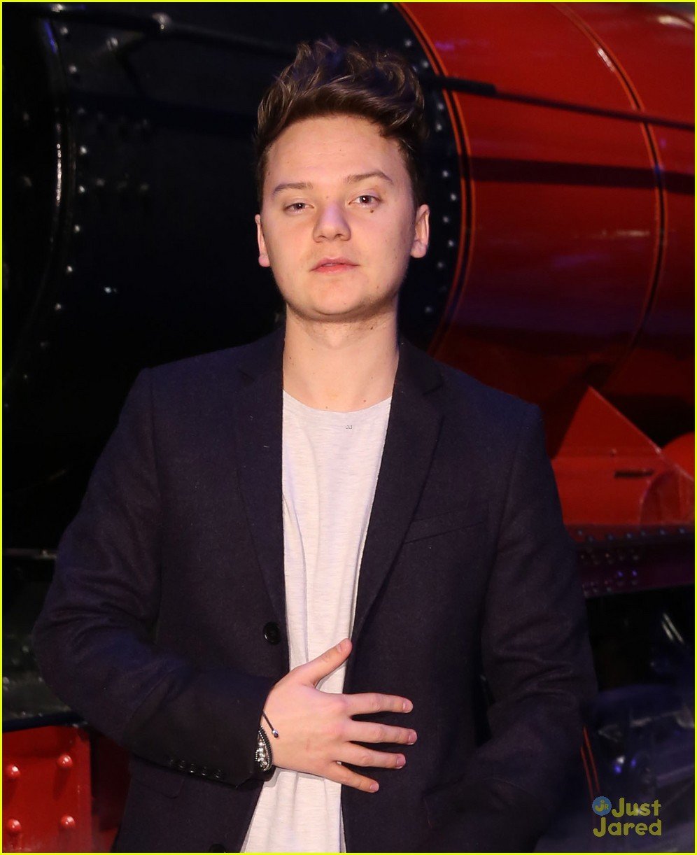 Conor Maynard Checks Out the Hogwarts Express at the Harry Potter ...