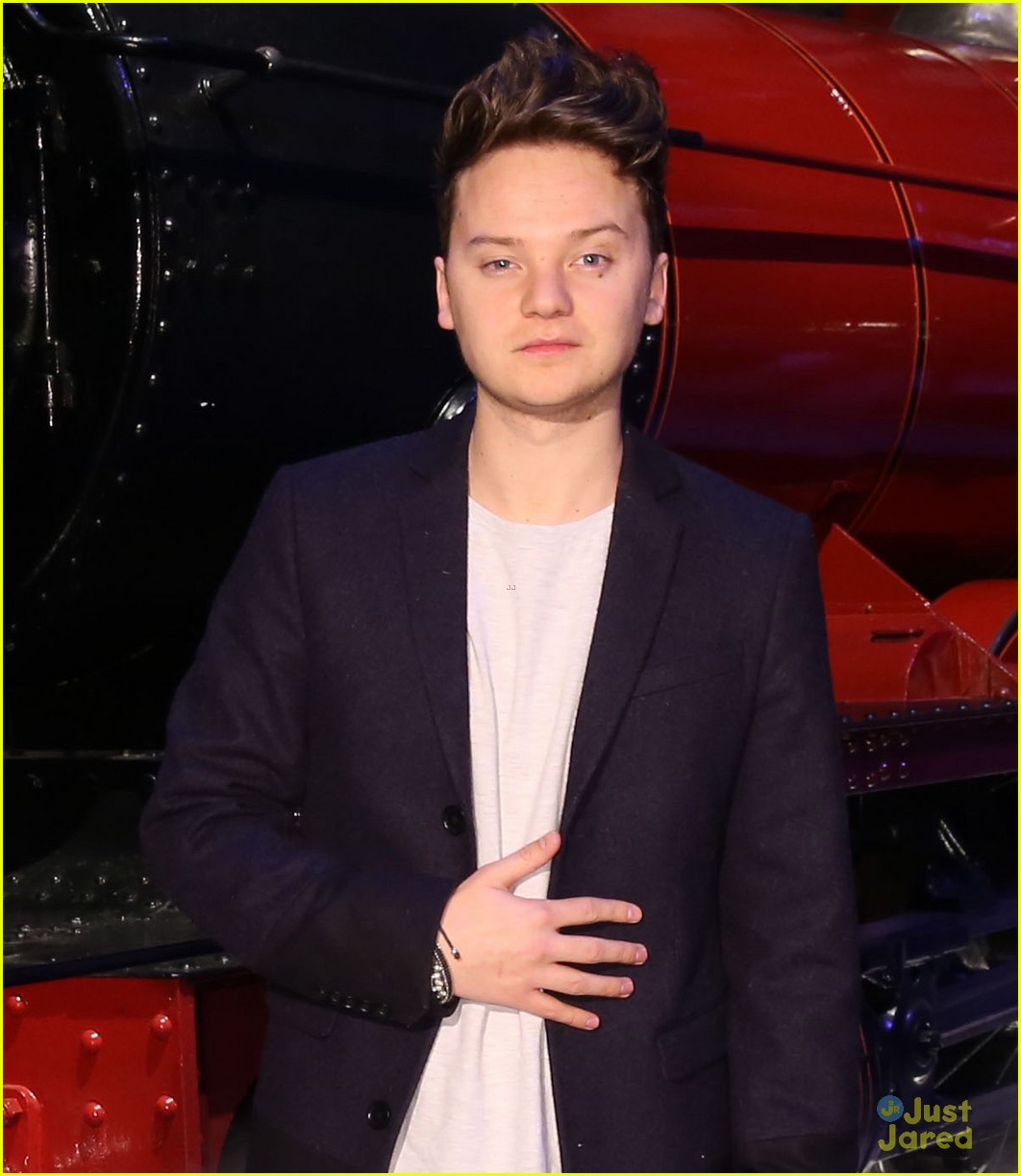 Full Sized Photo of conor maynard hogwarts express harry potter tour 04 ...