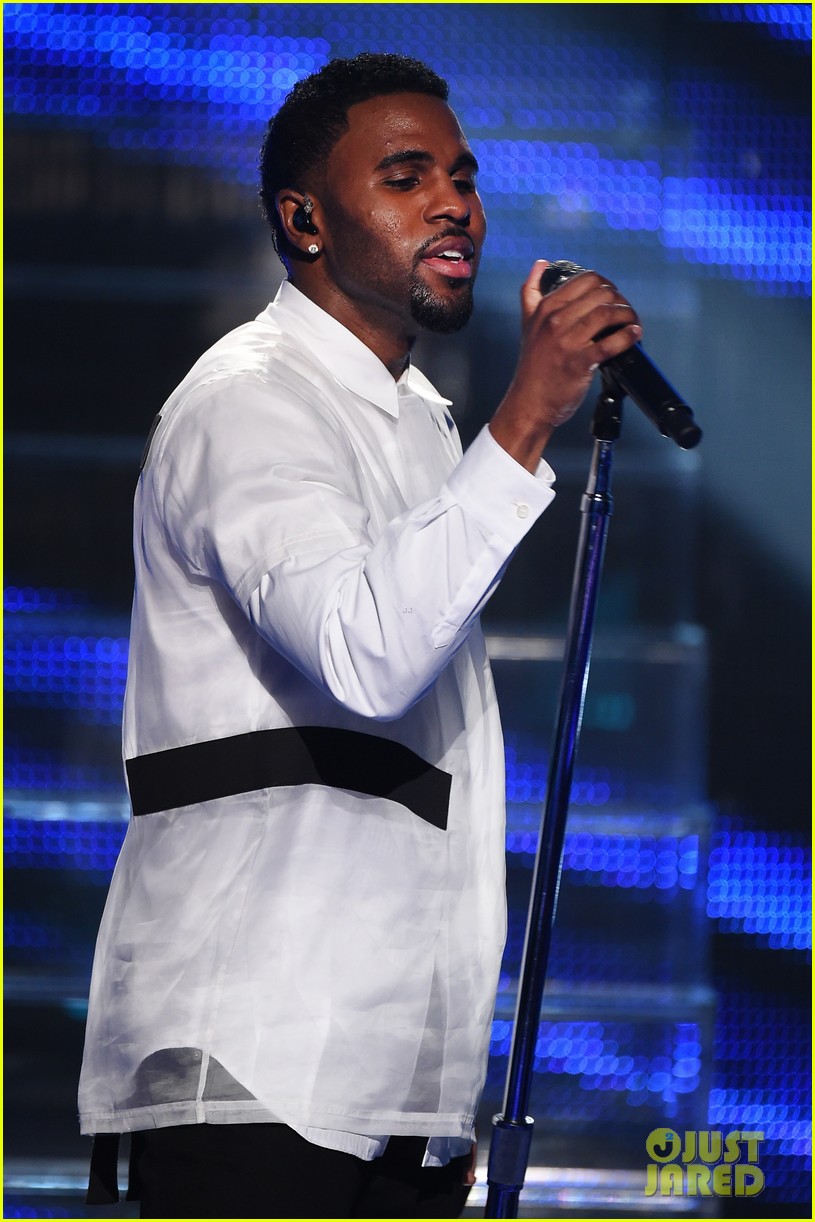 Jason Derulo Sings 'Want To Want Me' at iHeartRadio Awards 2015 (Video ...