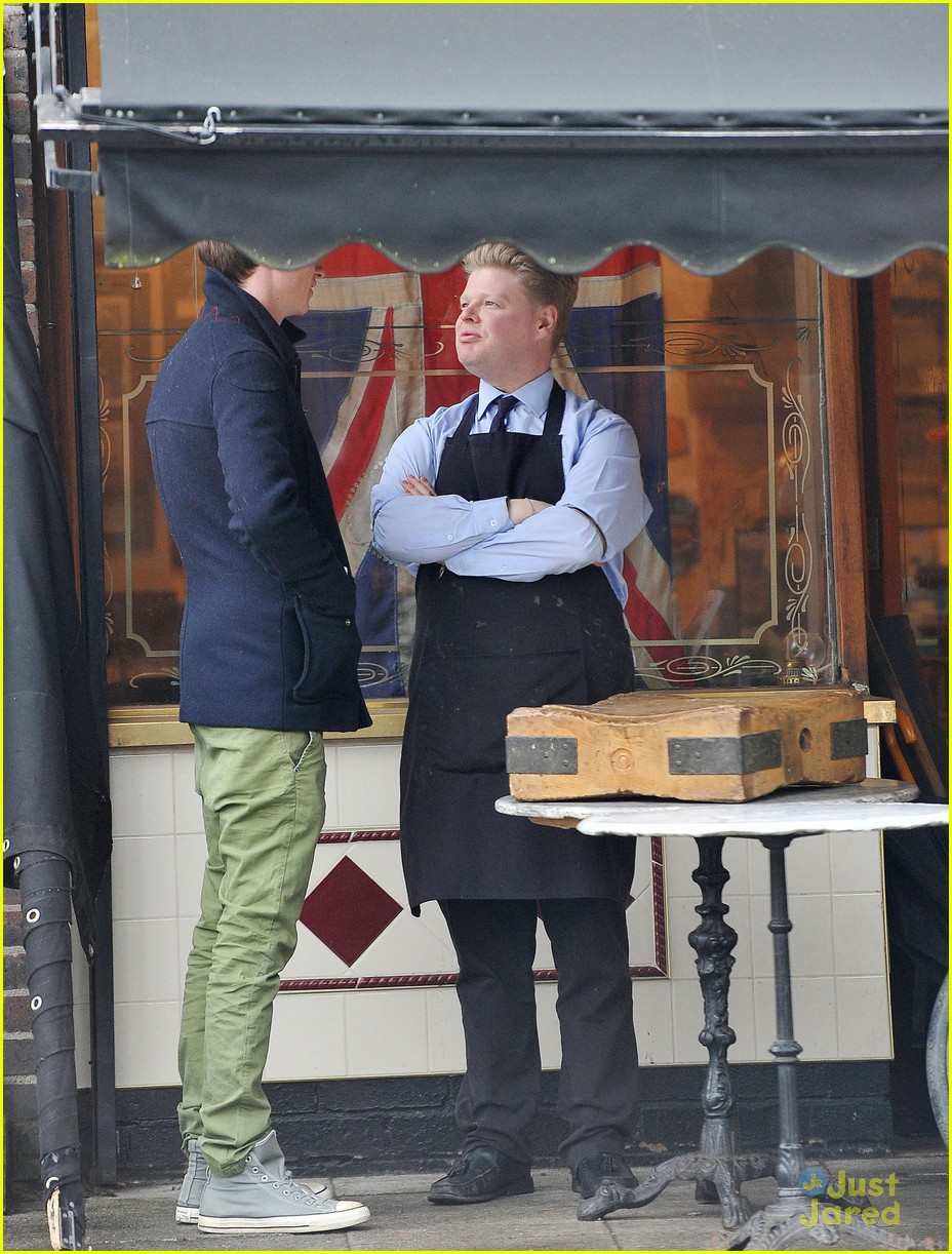 Eddie Redmayne Won't Let a Little Flat Tire Get Him Down! | Photo ...