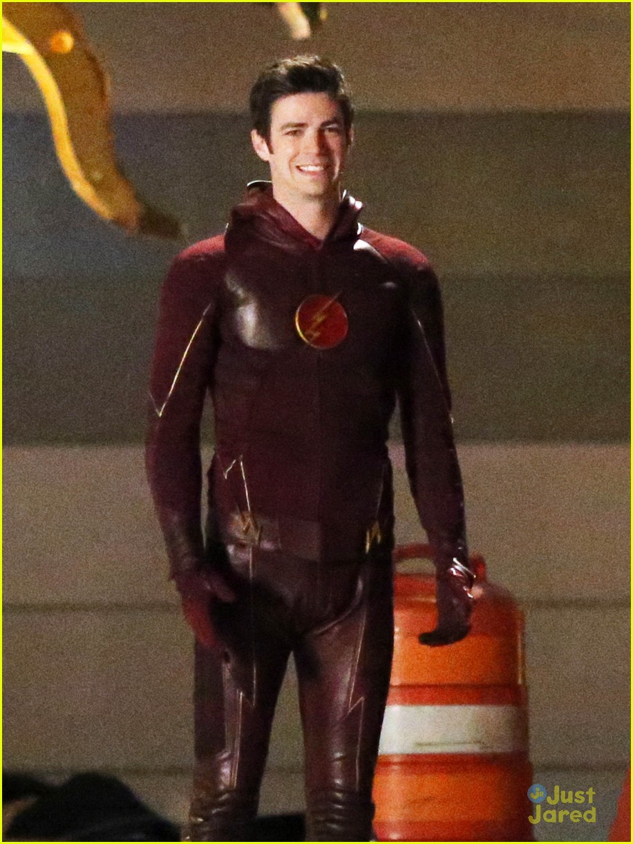 Grant Gustin & Stephen Amell Are Crossing 'Arrow' & 'Flash' Again ...