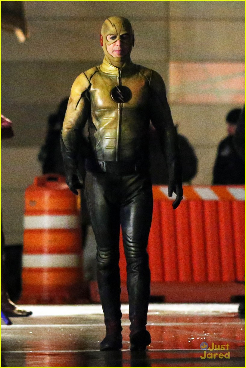 Full Sized Photo of the flash arrow reverse flash night shoots 07 ...