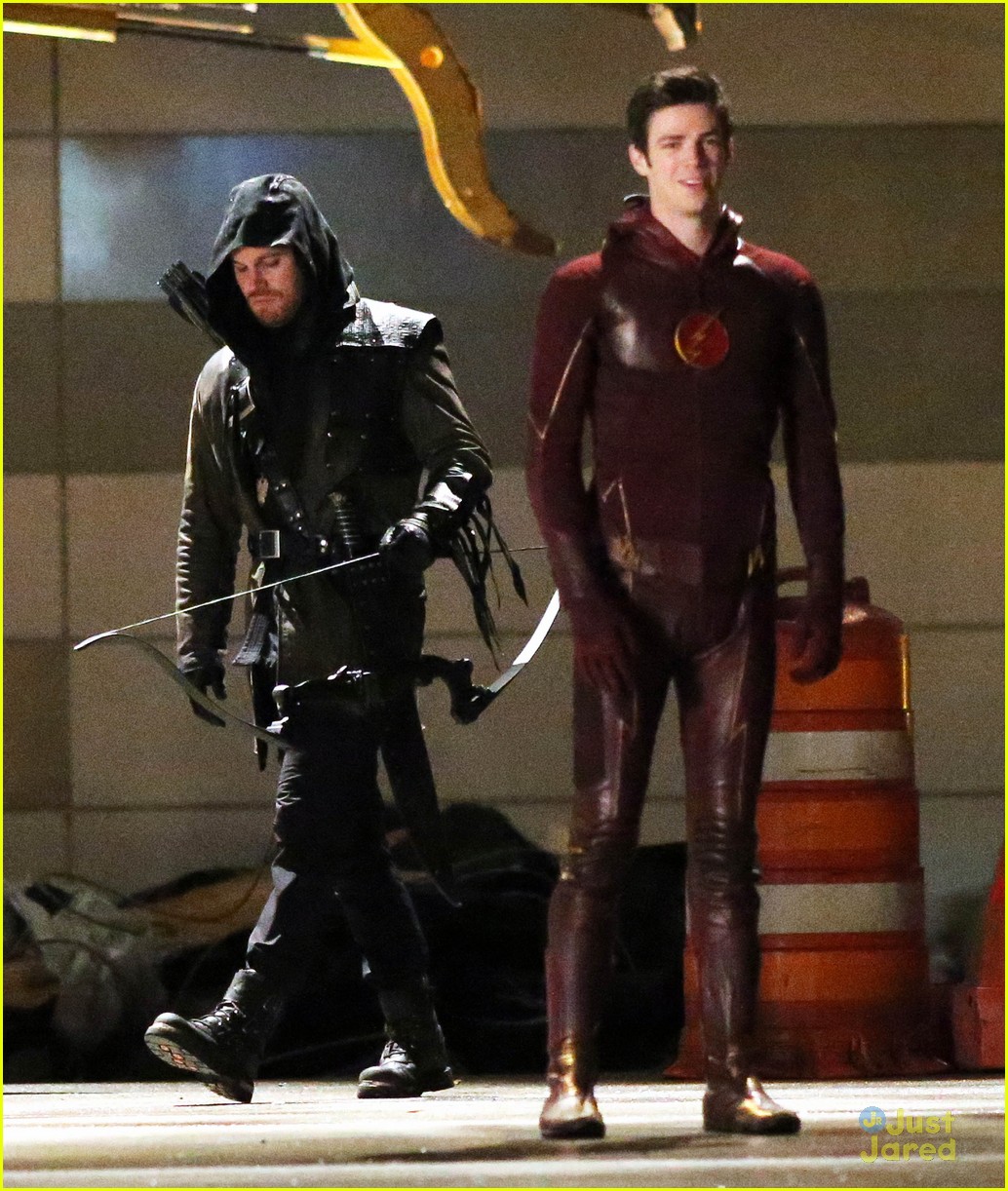 Grant Gustin & Stephen Amell Are Crossing 'Arrow' & 'Flash' Again ...
