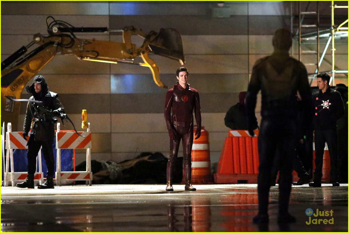 Grant Gustin & Stephen Amell Are Crossing 'Arrow' & 'Flash' Again ...