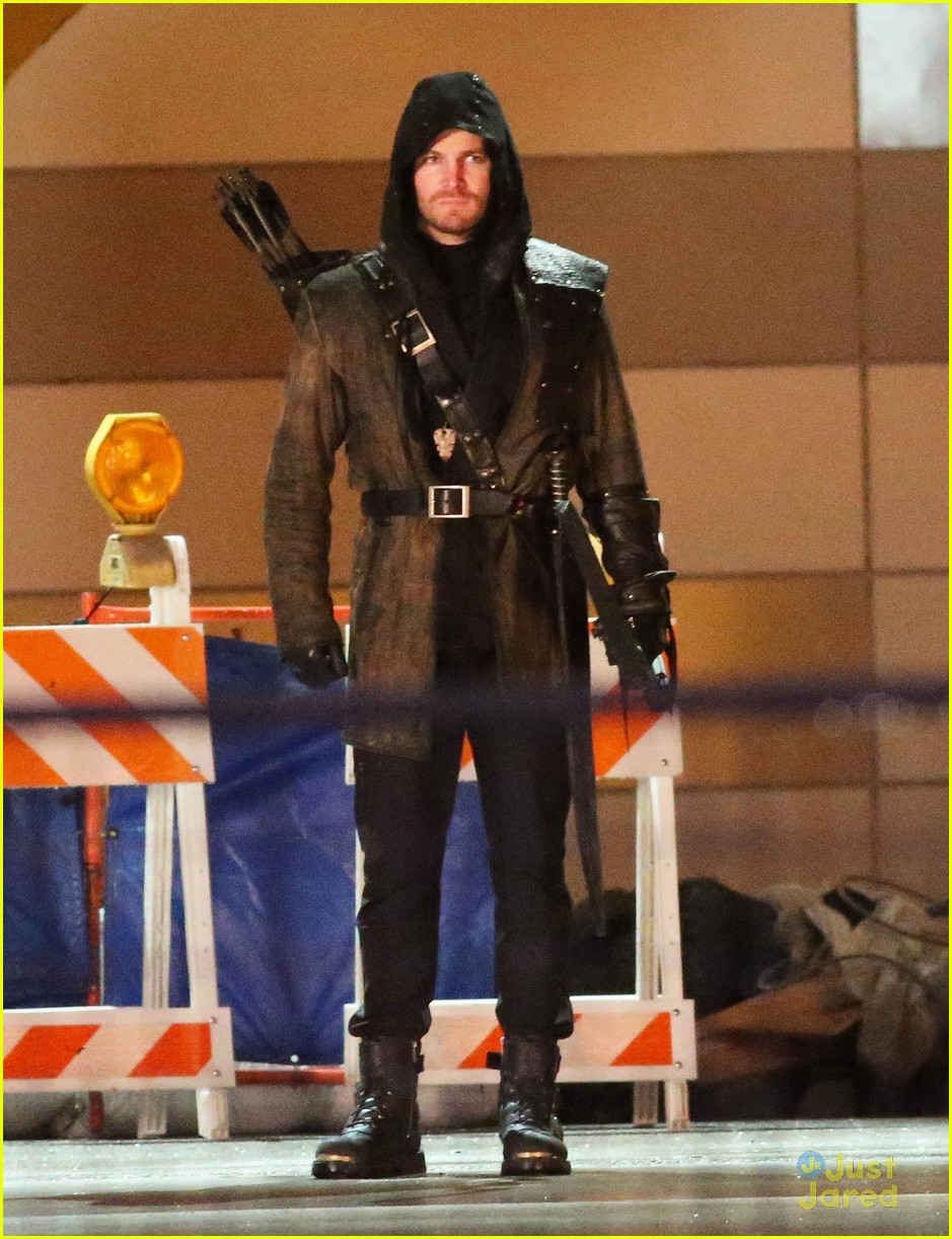 Grant Gustin & Stephen Amell Are Crossing 'Arrow' & 'Flash' Again ...