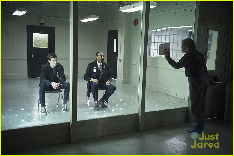 Mark Hamill Reprises His Role as The Trickster on Tonight's 'The Flash ...