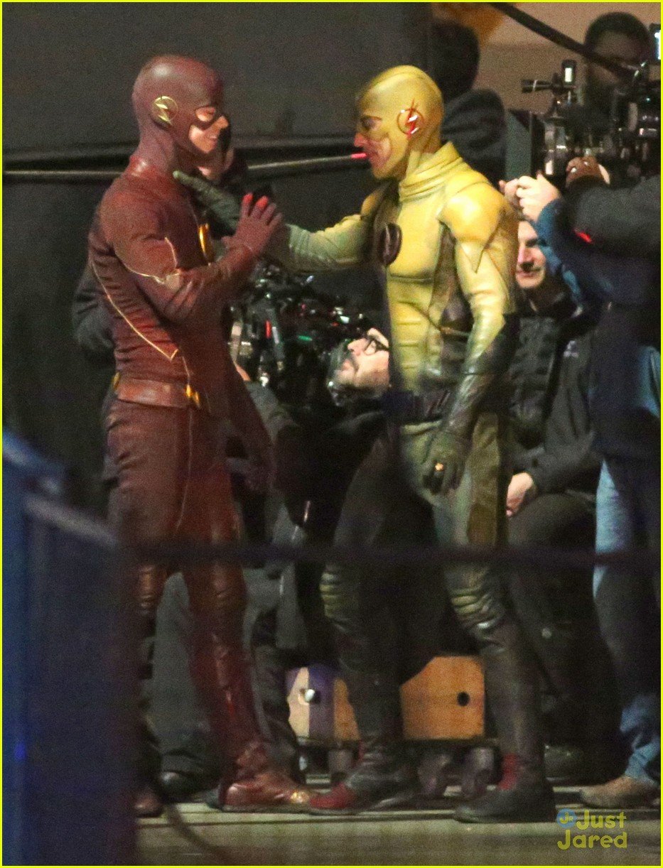The Flash Fights Reverse Flash in These New 'Flash' On Set Pics ...