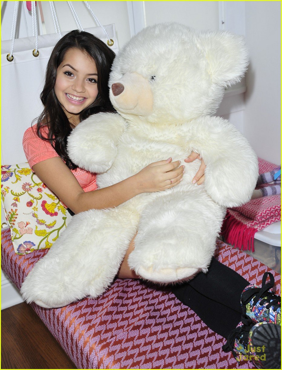 Isabela Moner Covers Duffy's 'Mercy' - Watch Here (Exclusive) | Photo ...