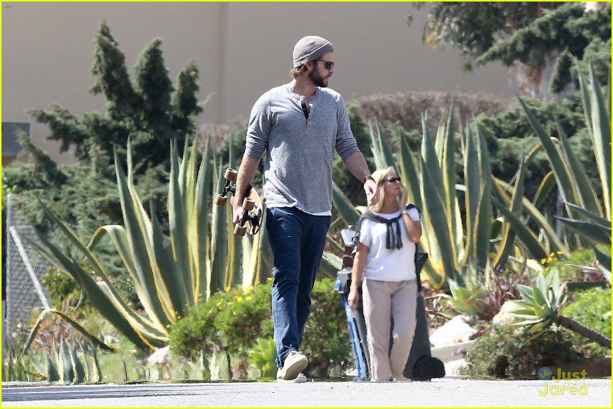 Liam Hemsworth & Josh Hutcherson Constantly Text Each Other | Photo ...