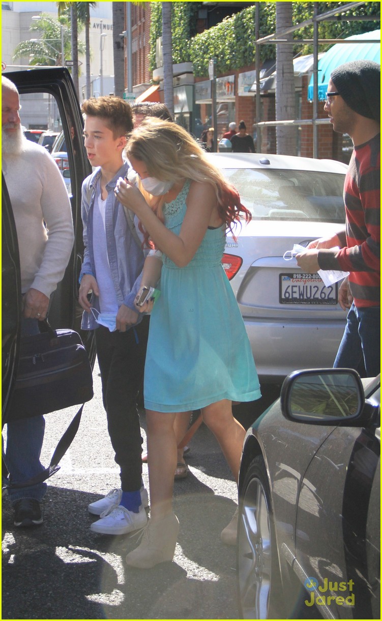 American Idol's Maddie Walker Wears Surgical Mask After Appendix ...