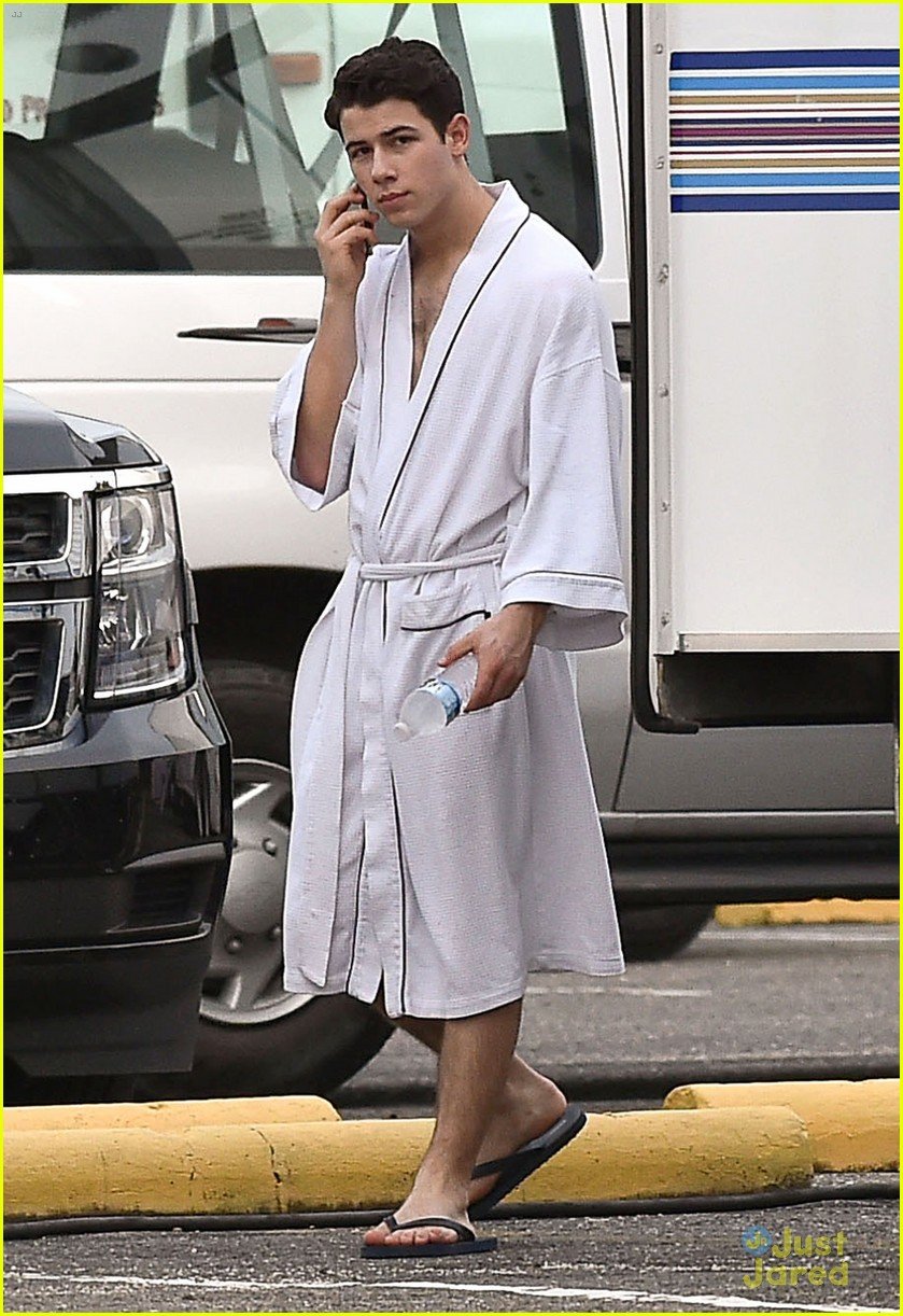 Nick Jonas Wears Bath Robe on 'Scream Queens' Set! | Photo 788186 ...