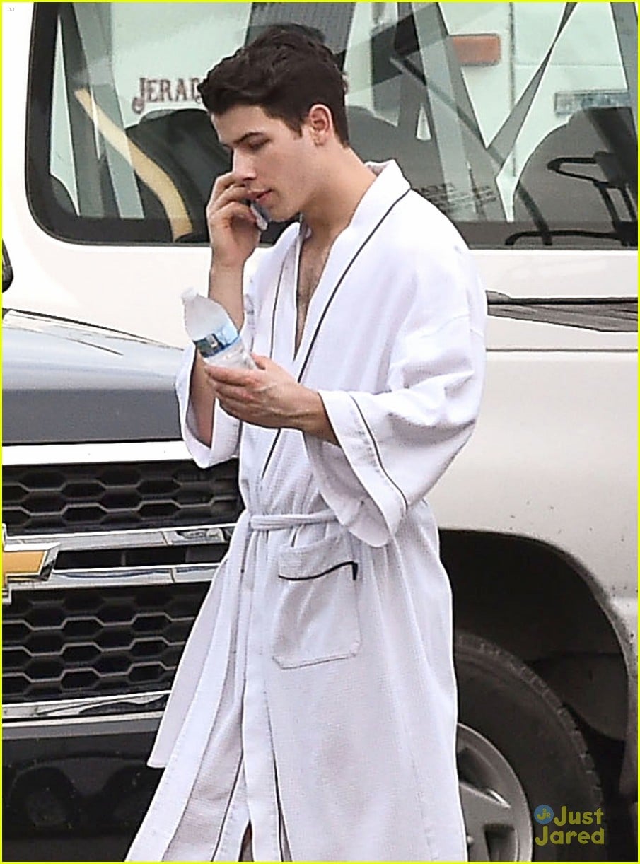 Nick Jonas Wears Bath Robe on 'Scream Queens' Set! | Photo 788187 ...