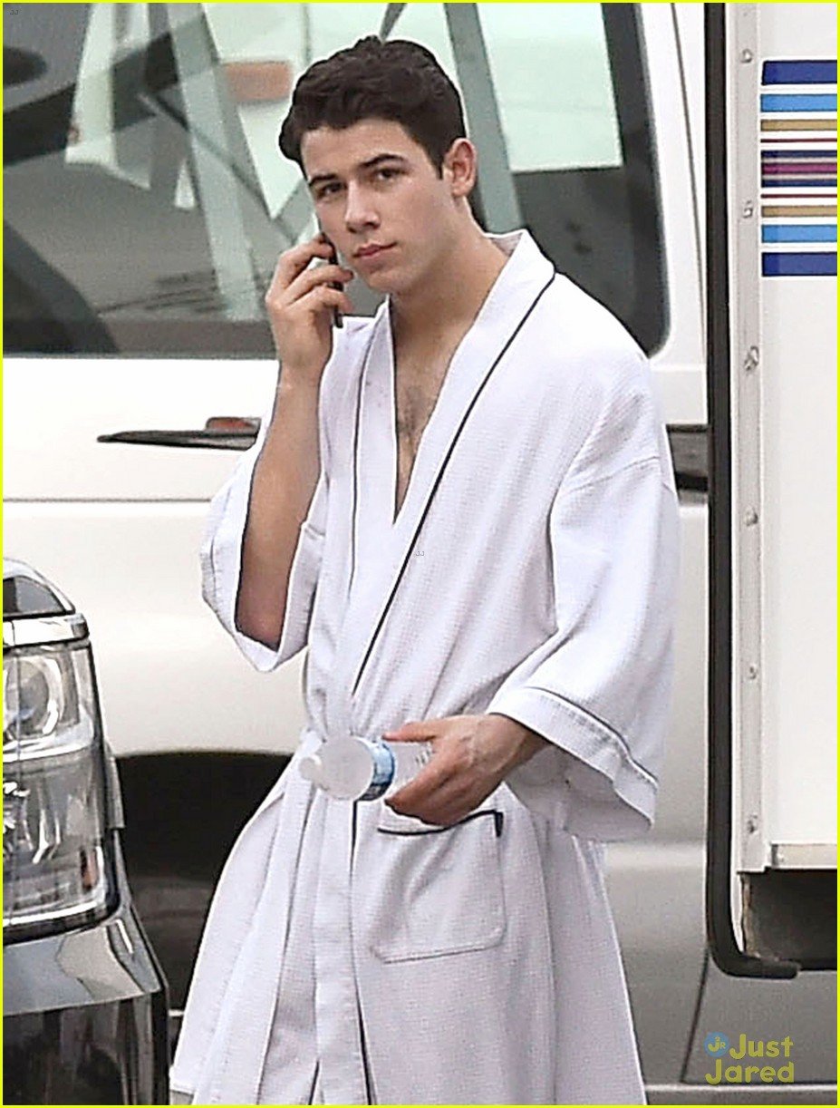 Nick Jonas Wears Bath Robe on 'Scream Queens' Set! | Photo 788189 ...