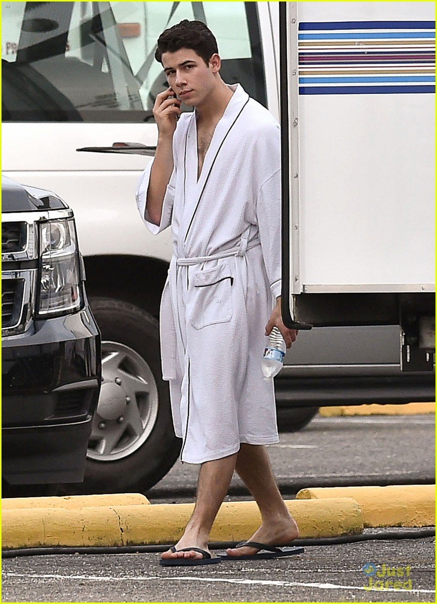 Nick Jonas Wears Bath Robe on 'Scream Queens' Set! | Photo 788191 ...