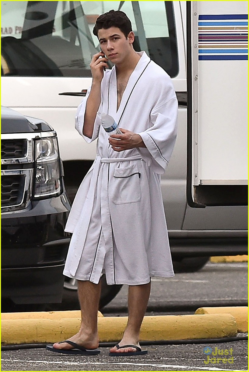 Nick Jonas Wears Bath Robe on 'Scream Queens' Set! | Photo 788192 ...
