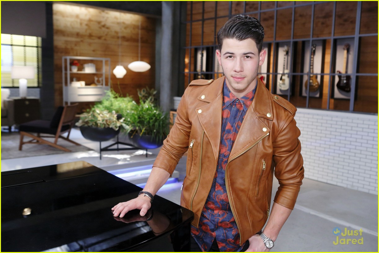 Nick Jonas & Christina Aguilera Team Up on 'The Voice' - Pics & Video ...