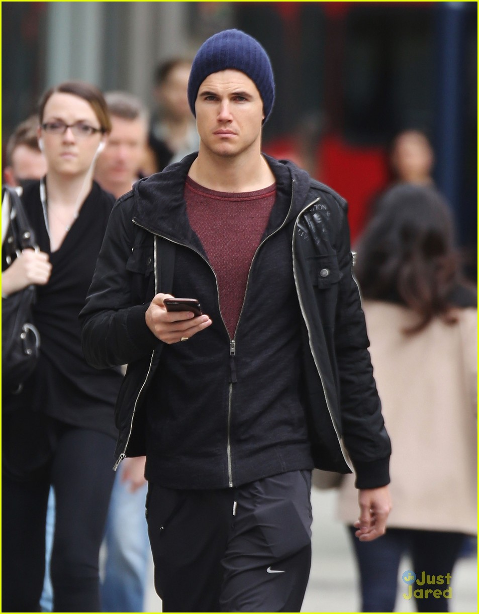 Robbie Amell Opens Up About 'Max' & The Military | Photo 792521 - Photo ...