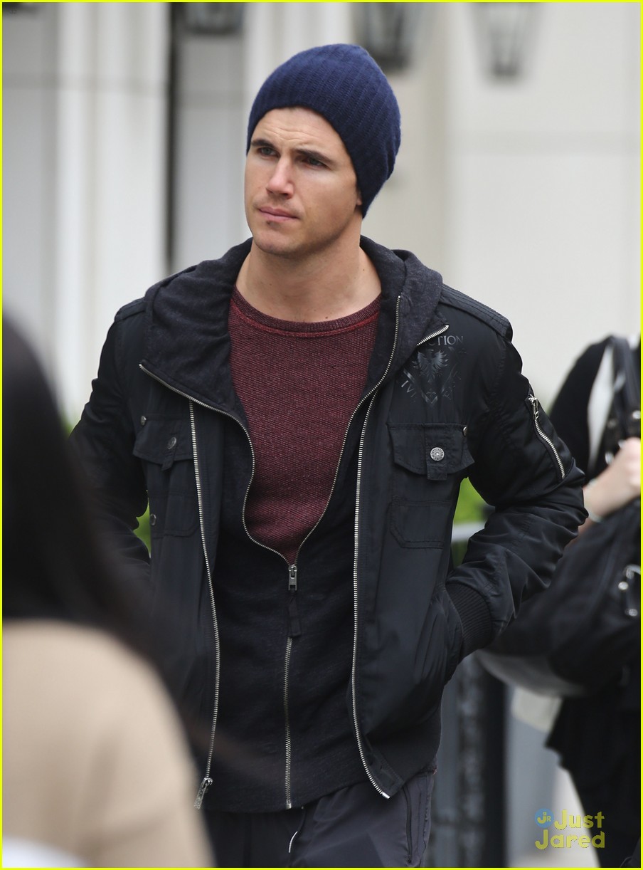 Robbie Amell Opens Up About 'Max' & The Military | Photo 792522 - Photo ...