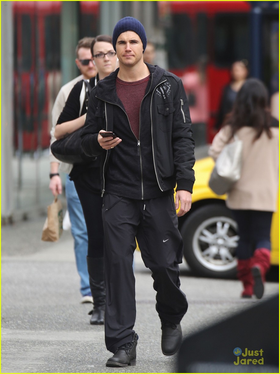 Full Sized Photo of robbie amell talks max glam mag 05 | Robbie Amell ...