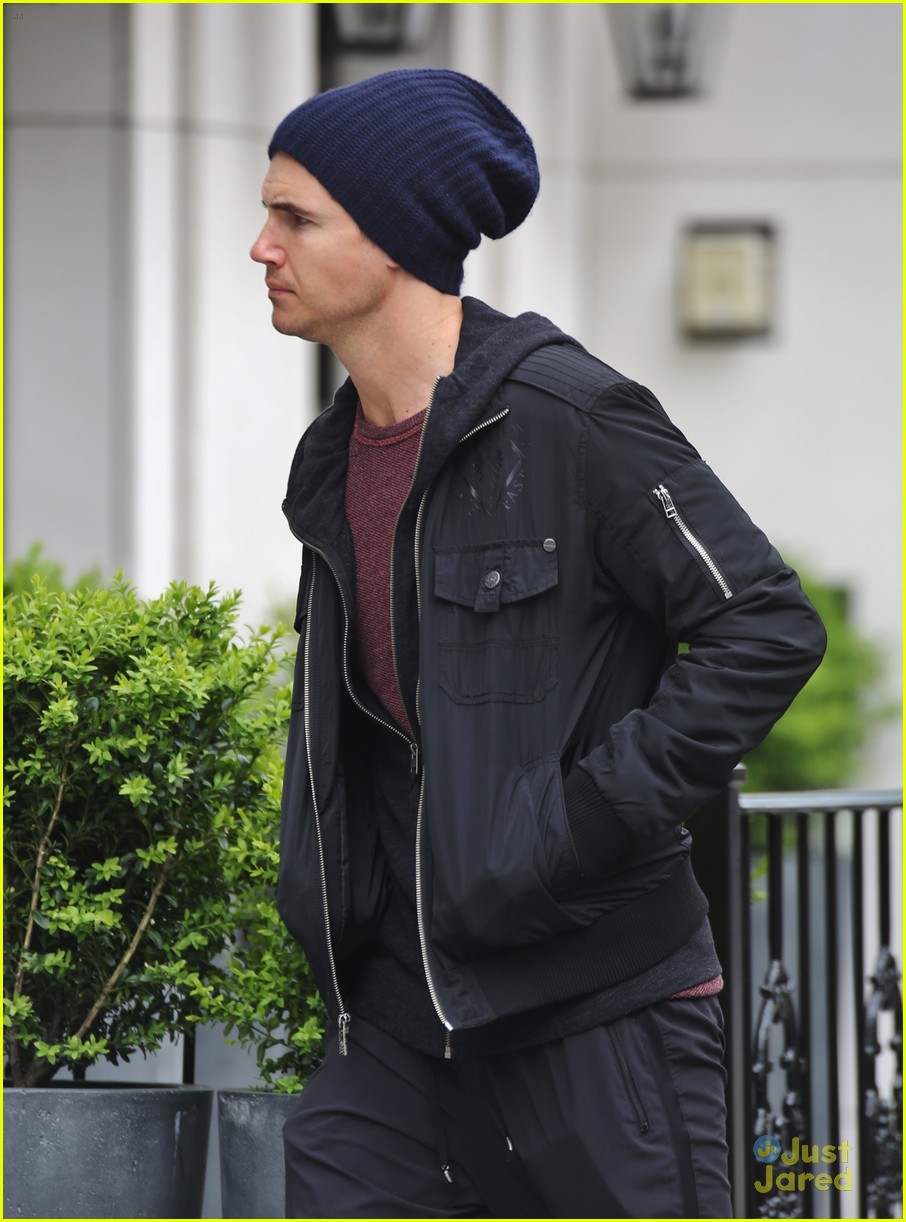 Robbie Amell Opens Up About 'Max' & The Military | Photo 792529 - Photo ...