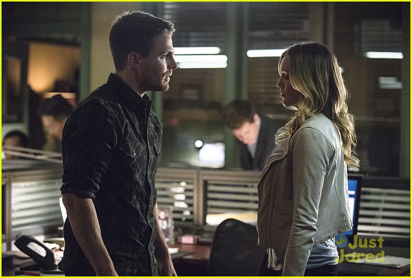 Oliver Reluctantly Asks Ray for Help on Tonight's 'Arrow' - See the ...