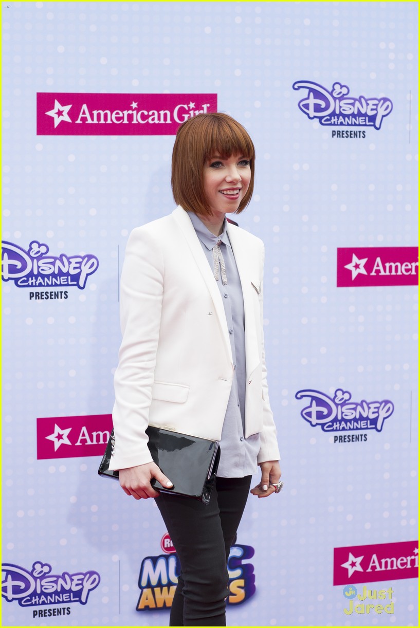 Carly Rae Jepsen & Megan Nicole Keep It Classic for RDMAs 2015 Red ...