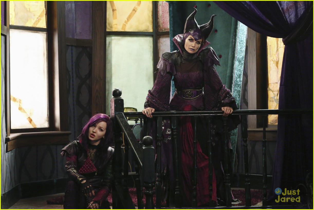 Watch Dove Cameron & Cameron Boyce In 'Descendants' Trailer NOW ...