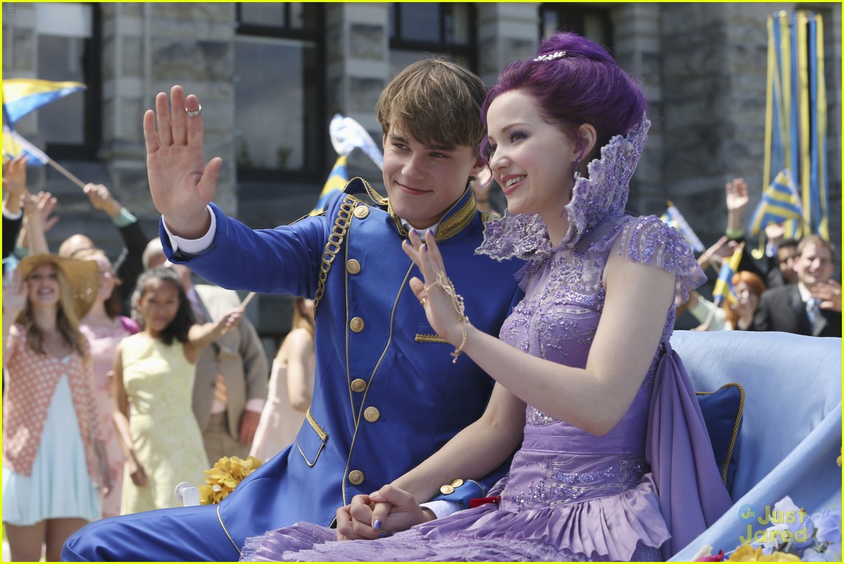 Watch Dove Cameron & Cameron Boyce In 'Descendants' Trailer NOW ...