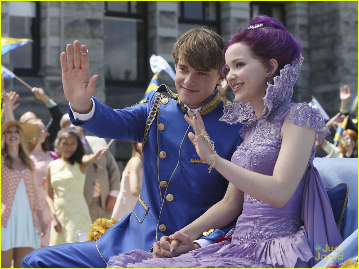 'Descendants' First Look Pics Revealed of Dove Cameron, Sofia Carson ...