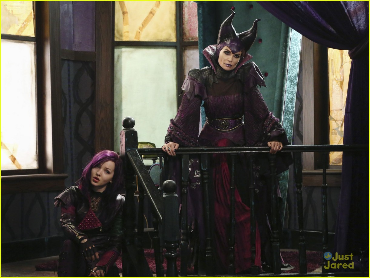 Full Sized Photo of dove cameron sofia carson descendants stills 08 ... Full Sized Photo of dove cameron sofia carson descendants stills 08 ...