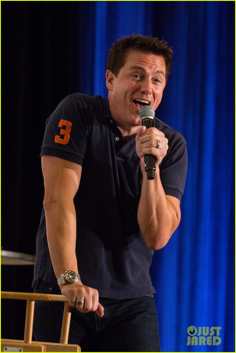 Arrow's John Barrowman is Super Friendly at Fan Expo in Vancouver ...