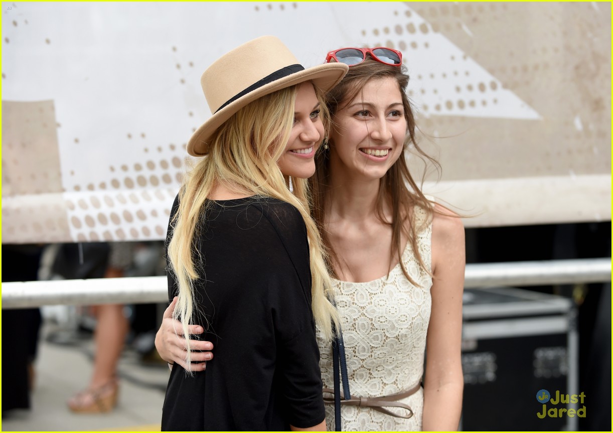 Kelsea Ballerini Sings With Fan At ACM Party For A Cause Festival ...
