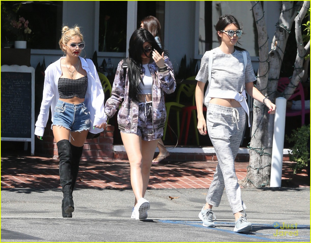 Kylie Jenner & Pia Mia Hold Hands While Shopping with Kendall | Photo ...