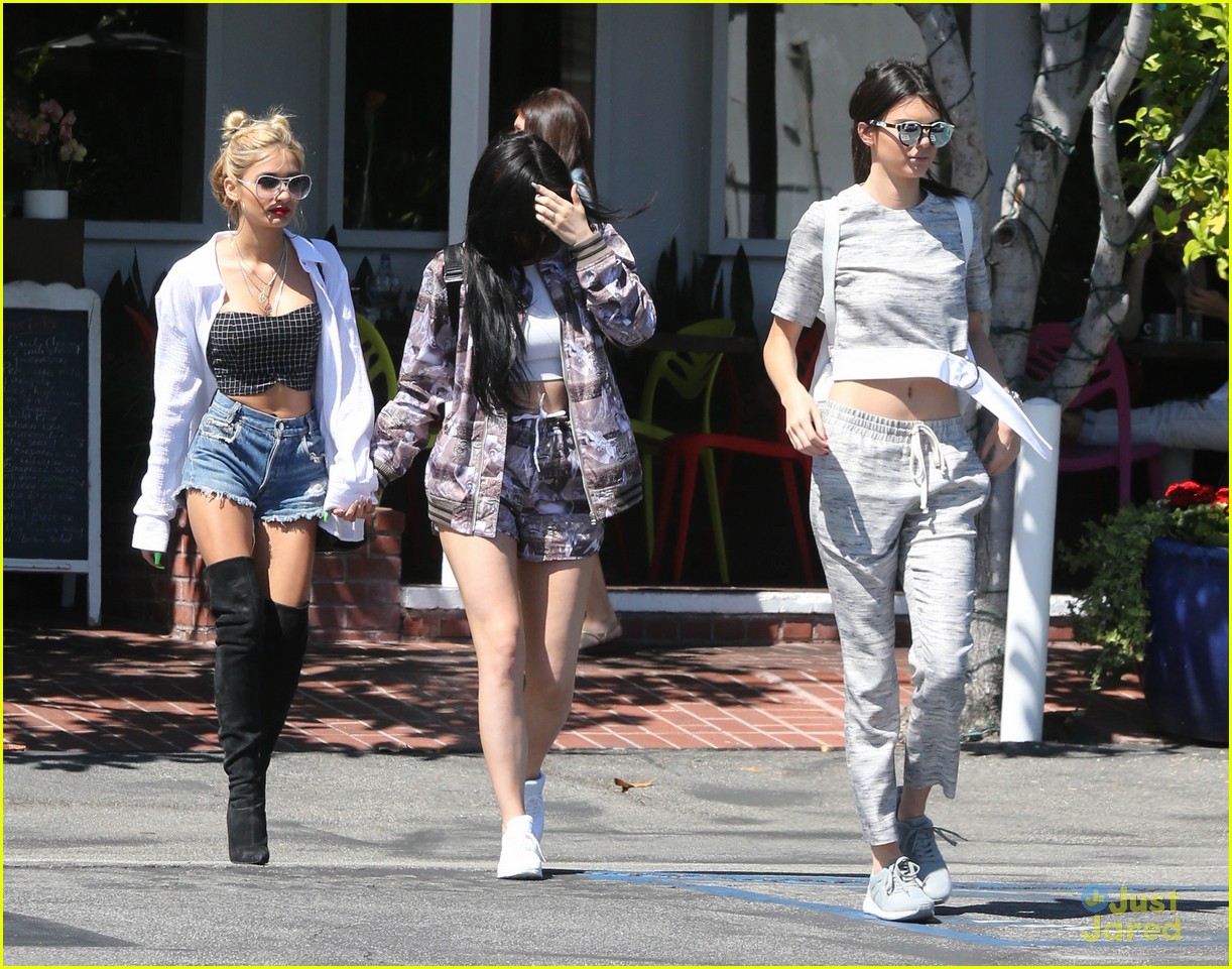 Kylie Jenner & Pia Mia Hold Hands While Shopping with Kendall | Photo ...