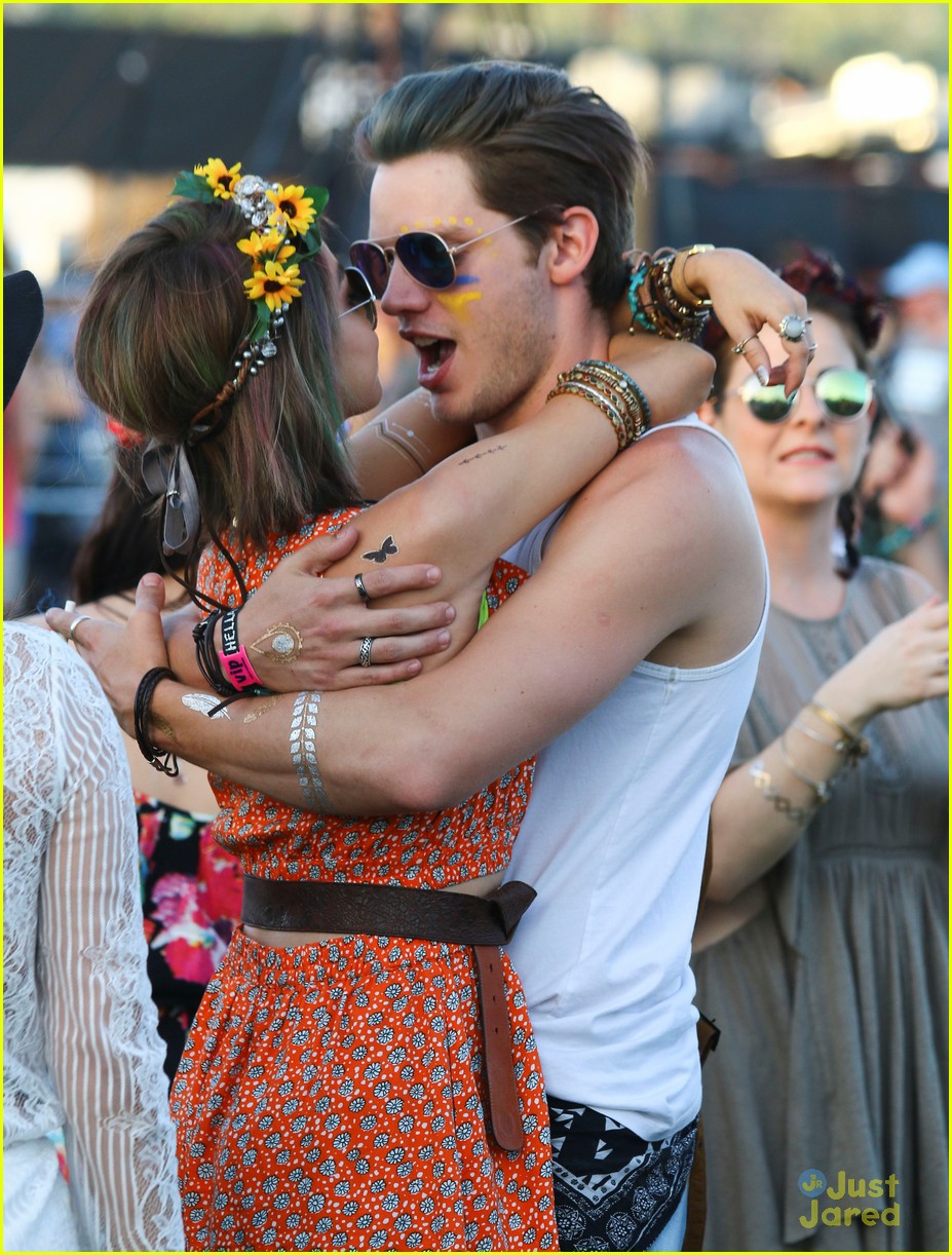 Sarah Hyland & Dominic Sherwood Get Cozy at Coachella 2015 | Photo ...