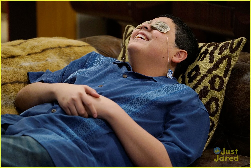 Manny & Luke Get Into A Guy Fight On 'Modern Family' Tonight | Photo 806652 - Photo Gallery ...