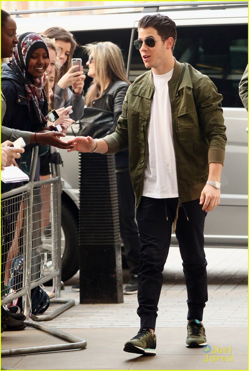 Nick Jonas Had A Massive 'Jealous' Sing-A-Long With London Fans & It's ...