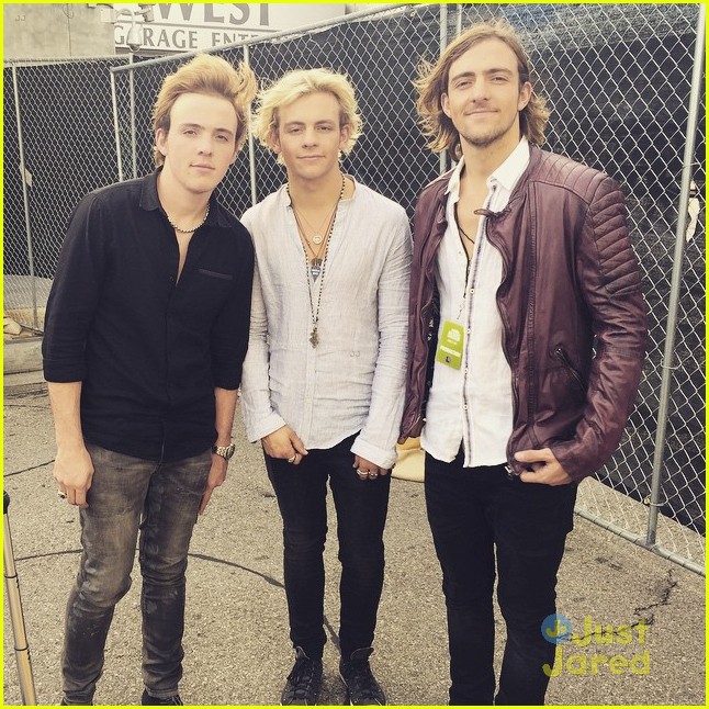 R5 Rock Out At Radio Disney Music Awards with 'Austin & Ally' Cast ...