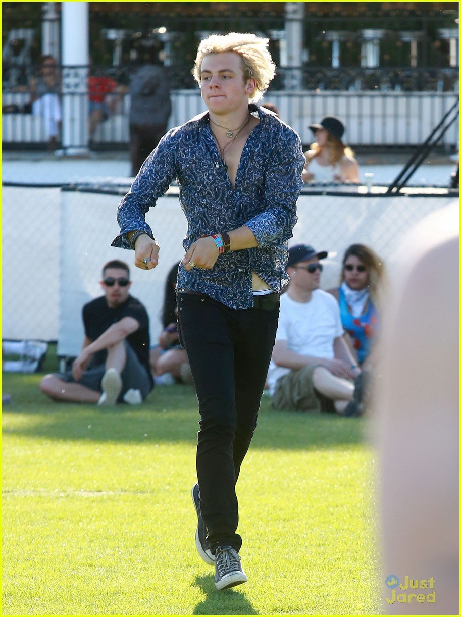 Ross Lynch Tattoo On His Leg