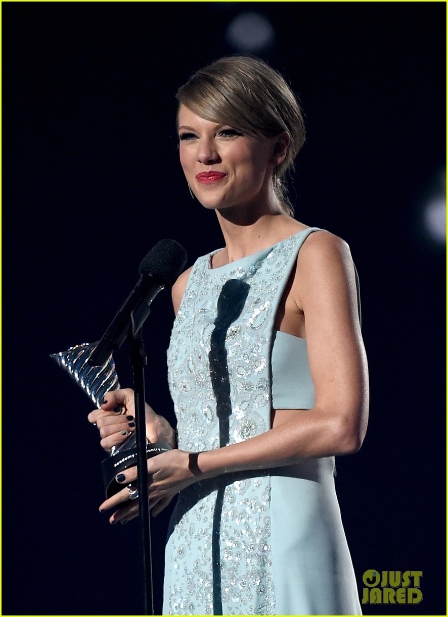 Full Sized Photo Of Taylor Swifts Mom Andrea Gives Emotional Speech Acm