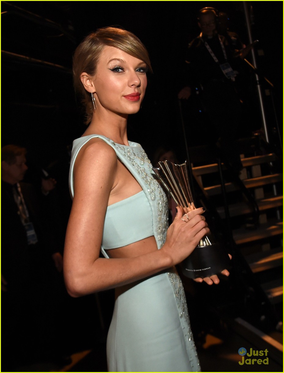 Taylor Swift Shares Sweet ACM Backstage Moment with Mom! | Photo 802418 ...