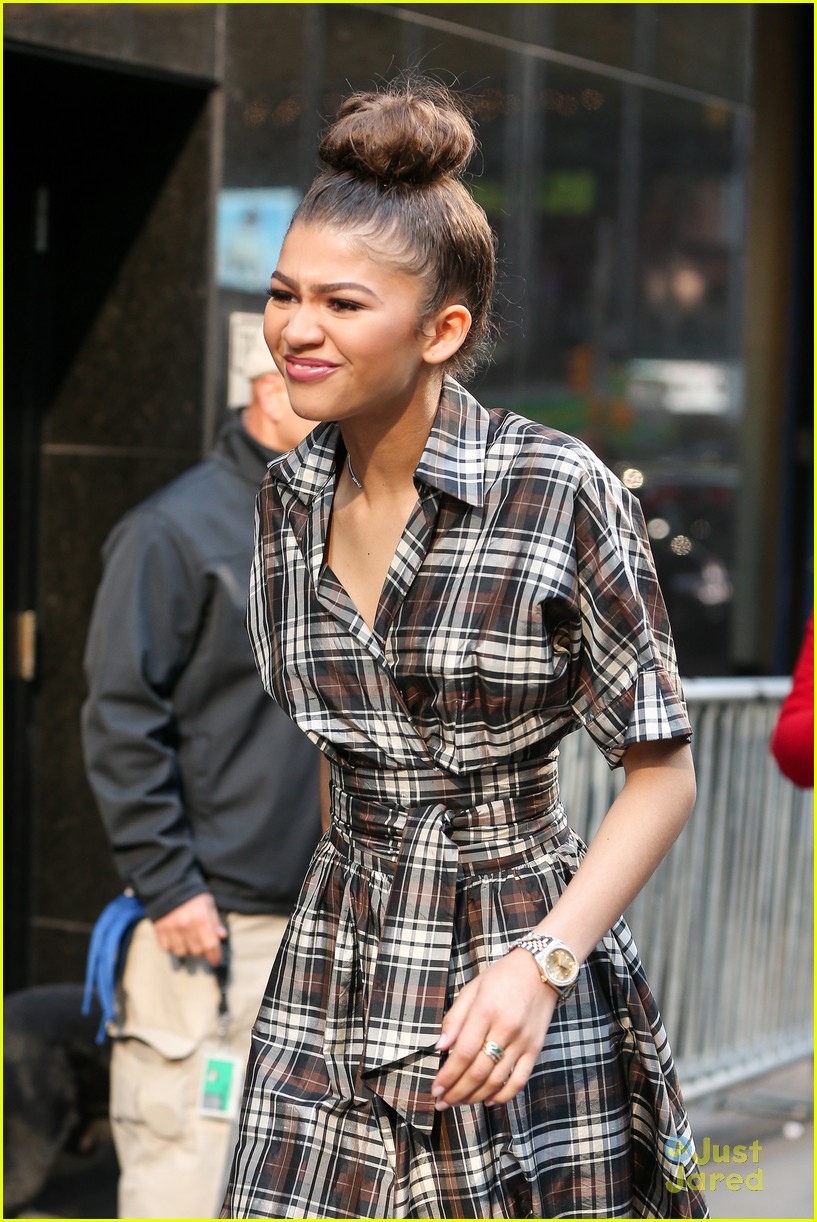 Zendaya Gives Hugs To Fans After Promoting Radio Disney Music Awards In ...